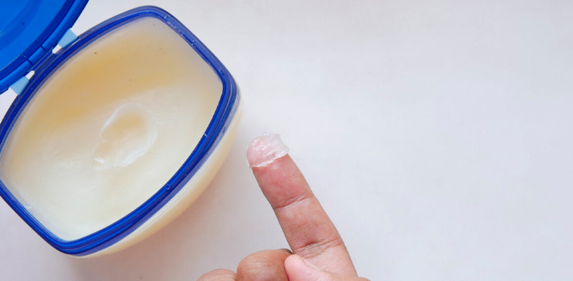 ¿Qué es el petrolatum y cómo puedes usarlo en tu rutina de belleza ...